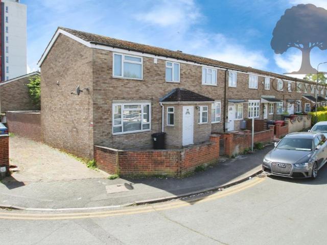 3 bedroom end of terrace house to rent