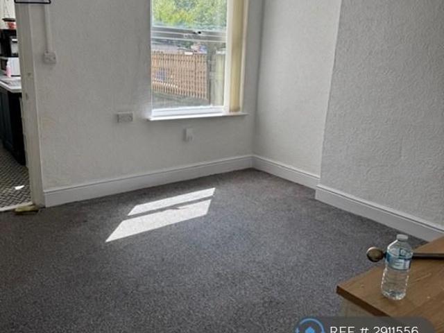 3 bedroom end of terrace house to rent