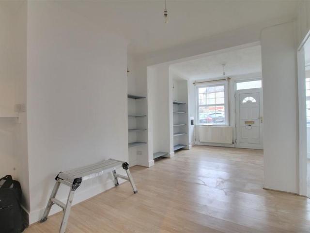 3 bedroom end of terrace house to rent