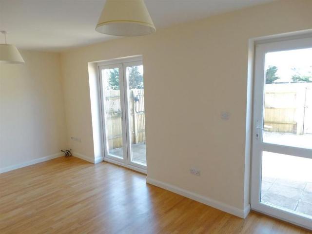 3 bedroom end of terrace house to rent