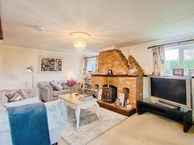 3 bedroom end of terrace house to rent