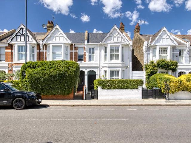 3 bedroom end of terrace house to rent