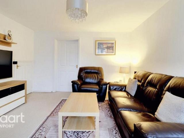 3 bedroom end of terrace house to rent