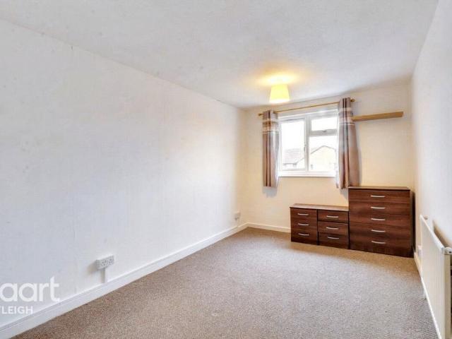 3 bedroom end of terrace house to rent
