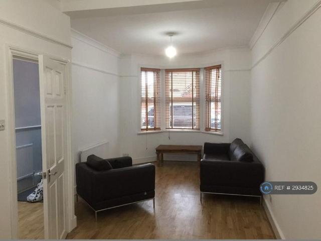 3 bedroom end of terrace house to rent