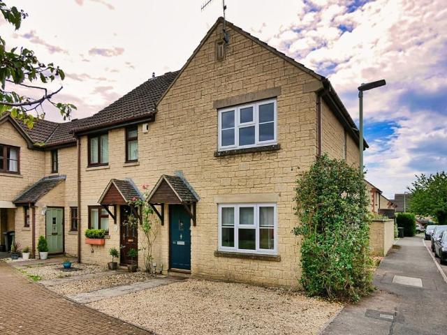 3 bedroom end of terrace house to rent