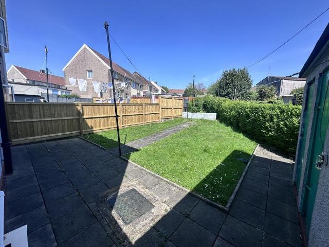 3 bedroom end of terrace house to rent