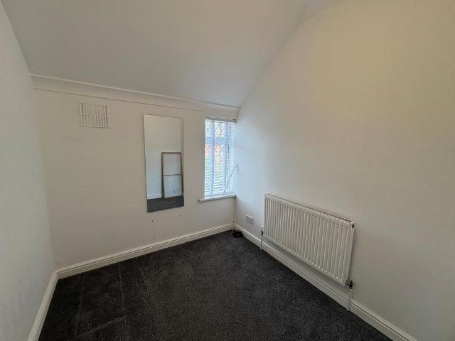 3 bedroom end of terrace house to rent