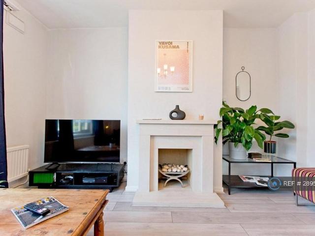 3 bedroom end of terrace house to rent