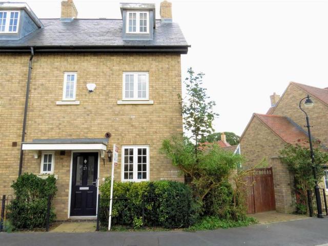 3 bedroom end of terrace house to rent