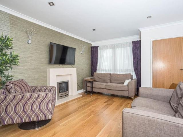 3 bedroom end of terrace house to rent