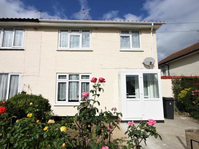 3 bedroom end of terrace house to rent
