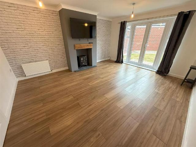 3 bedroom end of terrace house to rent