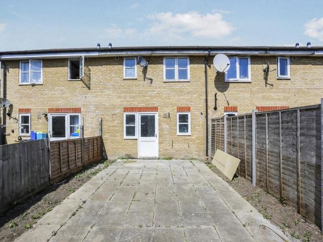 3 bedroom end of terrace house to rent
