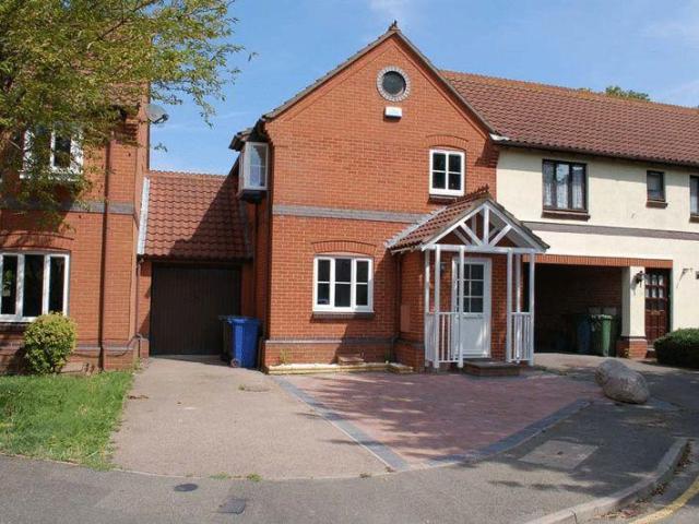 3 bedroom end of terrace house to rent