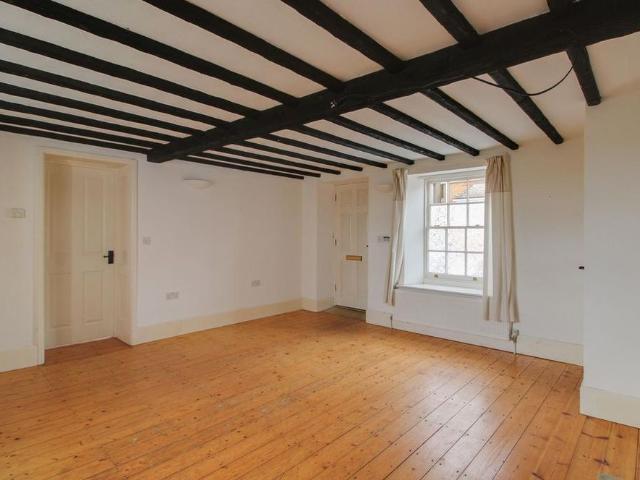 3 bedroom end of terrace house to rent
