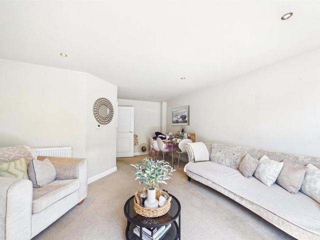 3 bedroom end of terrace house to rent