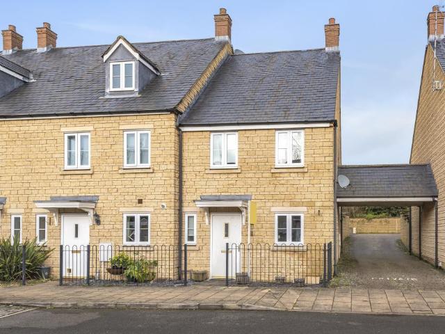 3 bedroom end of terrace house to rent