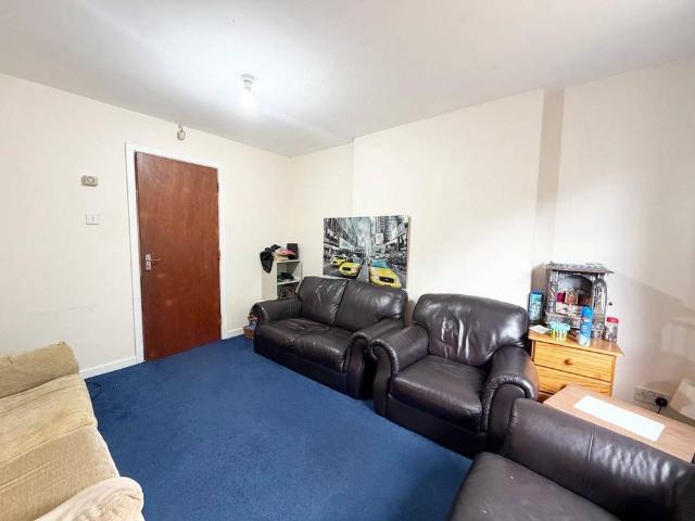 3 bedroom end of terrace house to rent