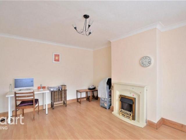3 bedroom end of terrace house to rent