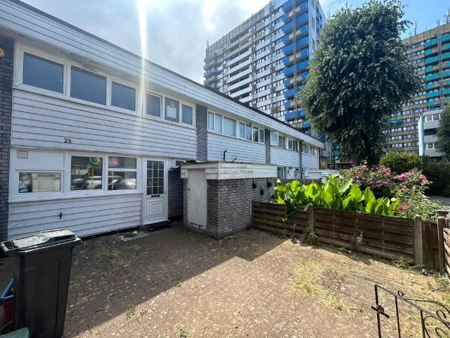 3 bedroom end of terrace house to rent
