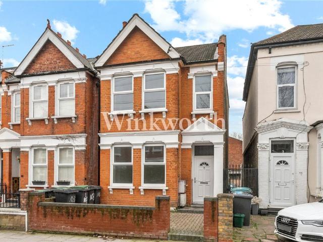 3 bedroom end of terrace house to rent