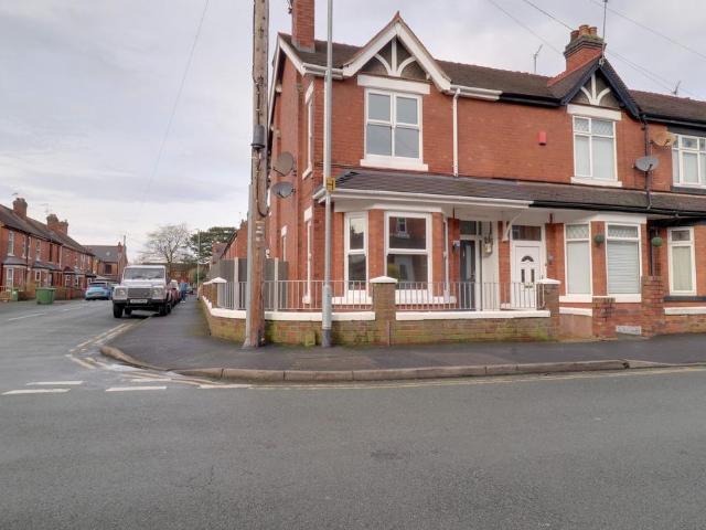 3 bedroom end of terrace house to rent