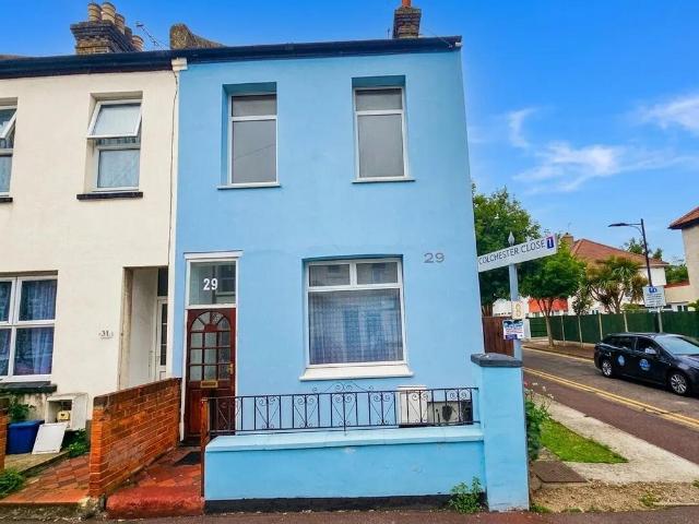 3 bedroom end of terrace house to rent