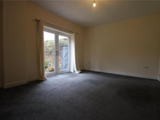 3 bedroom end of terrace house to rent