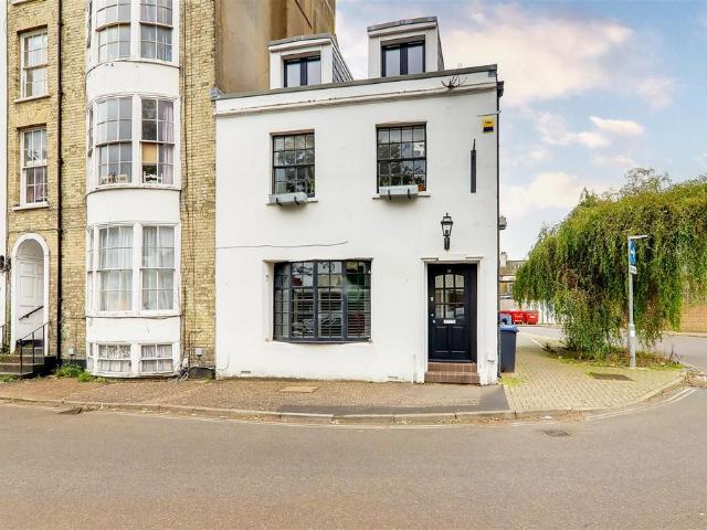 3 bedroom end of terrace house to rent