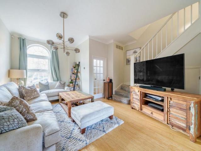 3 bedroom end of terrace house to rent