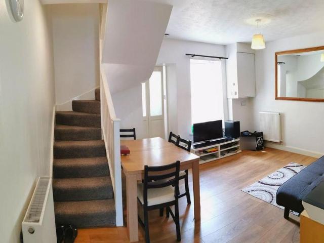 3 bedroom end of terrace house to rent
