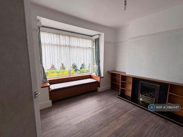 3 bedroom end of terrace house to rent