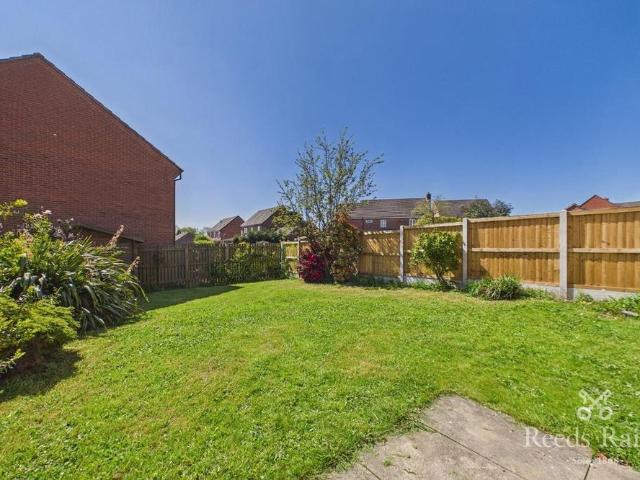 3 bedroom end of terrace house to rent