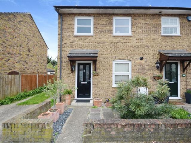 3 bedroom end of terrace house to rent