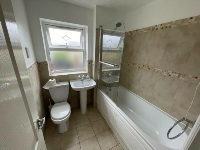3 bedroom end of terrace house to rent