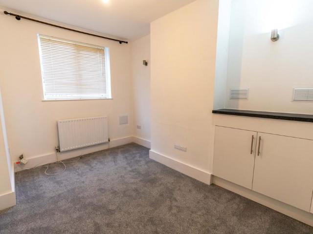 3 bedroom end of terrace house to rent