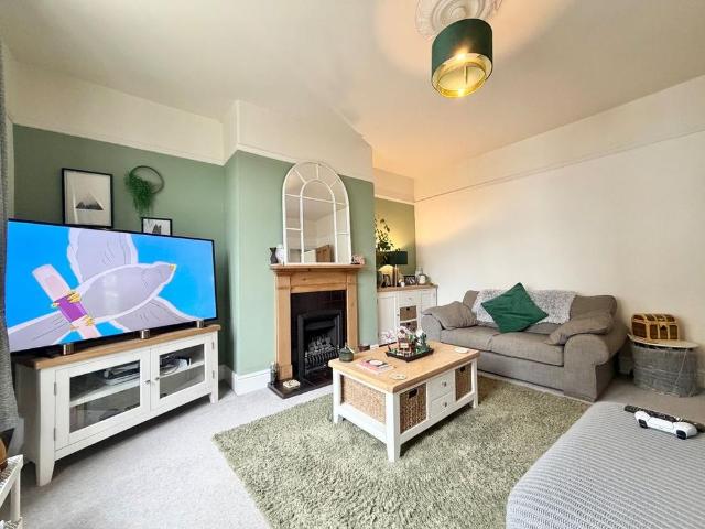 3 bedroom end of terrace house to rent