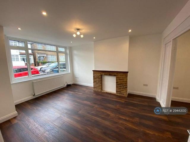 3 bedroom end of terrace house to rent