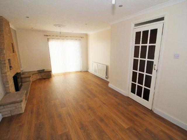 3 bedroom end of terrace house to rent
