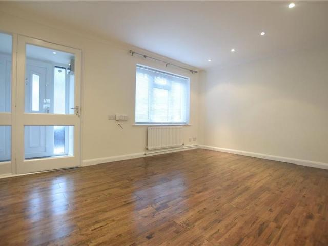 3 bedroom end of terrace house to rent