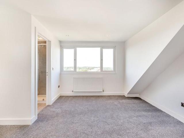 3 bedroom end of terrace house to rent
