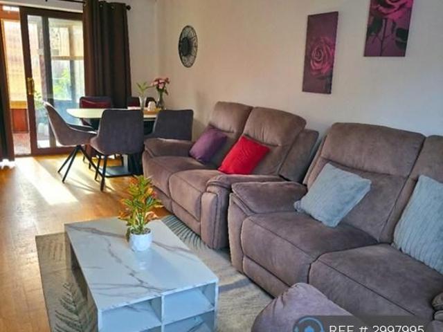 3 bedroom end of terrace house to rent