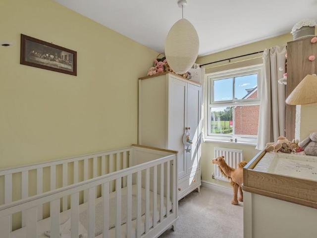 3 bedroom end of terrace house to rent