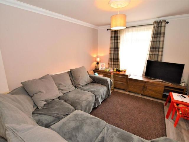 3 bedroom end of terrace house to rent