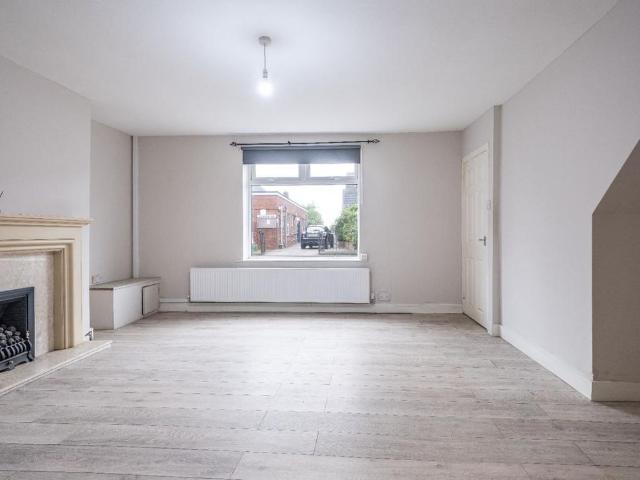 3 bedroom end of terrace house to rent