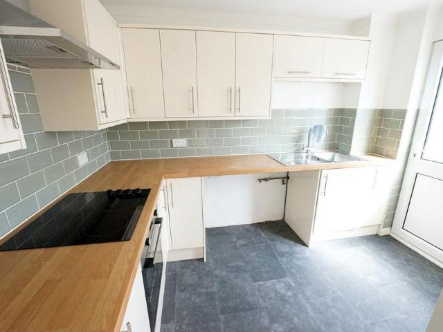 3 bedroom end of terrace house to rent