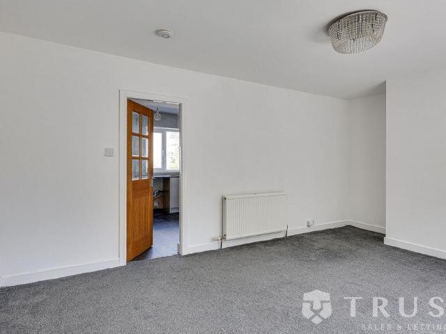 3 bedroom end of terrace house to rent
