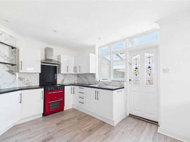 3 bedroom end of terrace house to rent