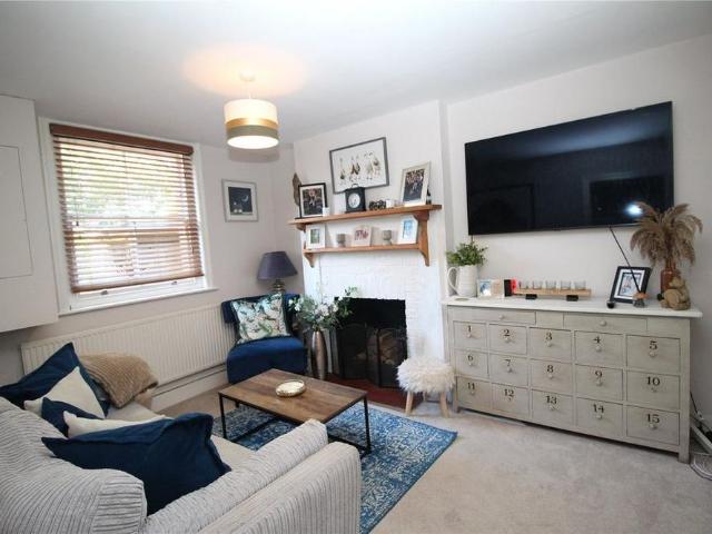 3 bedroom end of terrace house to rent